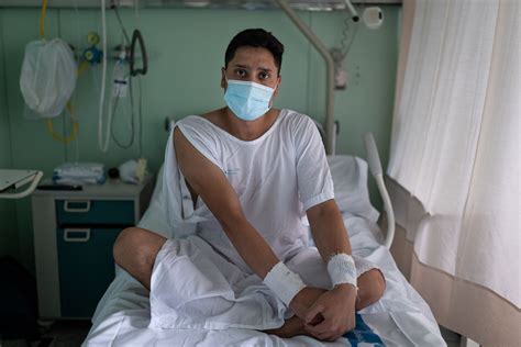 Jóvenes ingresados en el hospital por covid Lo peor es no poder mover