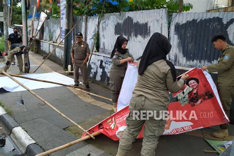 Satpol PP Surabaya Tertibkan Ratusan APK Langgar Aturan Dan Membahayakan Republika Online