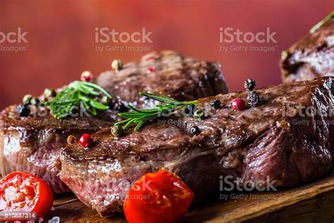 그릴 비프 Steakportions 후형 곁들인 설로인 스테이크 시 그릴 Juicy 0명에 대한 스톡 사진 및 기타 이미지