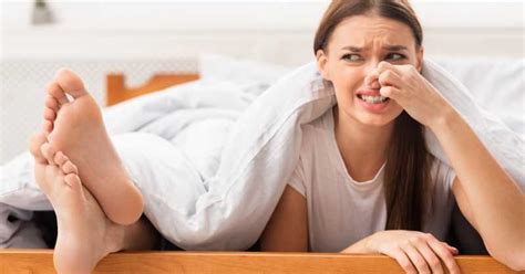 How To Stop Smelly Feet जूते पहनने पर आपके भी पैरों से आती है बदबू