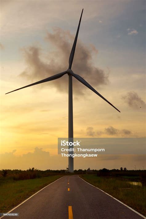 일몰 하늘과 푸른 초원을 배경으로 길가에 서있는 풍력 터빈 0명에 대한 스톡 사진 및 기타 이미지 0명 Asia Clean Energy Forum 감소 Istock