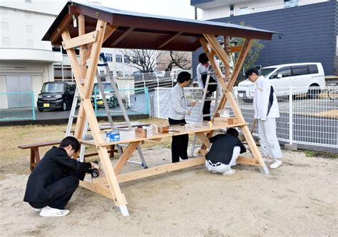 鳥栖工業高校の生徒が屋根付きベンチを寄贈 授業で手作り、市社協に47news（よんななニュース）