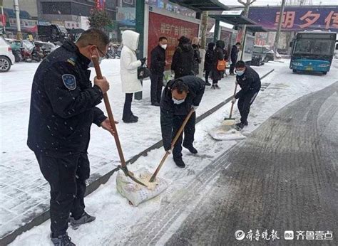 雪天别样温暖！扫雪保安全，齐鲁志愿者在行动积雪保障济南
