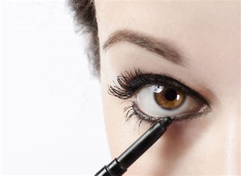 Eyeliner Auftragen Falsche Eyeliner Technik Kann Augen Schaden