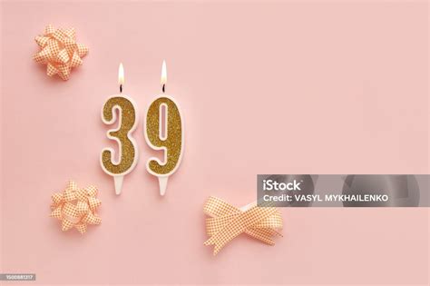 축제 장식이 있는 파스텔 핑크 배경에 39번 생일 축하 촛불 생일 기념일 중요한 날짜 휴일을 축하하는 개념입니다 복사 공간 기치 1에 대한 스톡 사진 및 기타 이미지