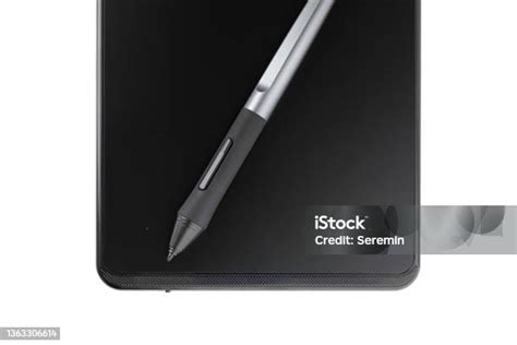 흰색 배경에 그래픽 태블릿 클로즈업 보정을 위한 그래픽 태블릿 및 펜입니다 검은색에 대한 스톡 사진 및 기타 이미지 검은색 그래픽 타블렛 그리기 Istock