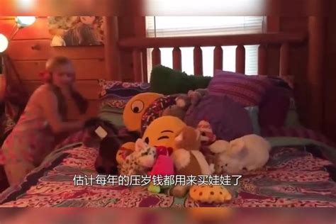 爱玩的小女孩，扮成美人鱼在泳池生活，真是太有意思了泳池美人鱼生活