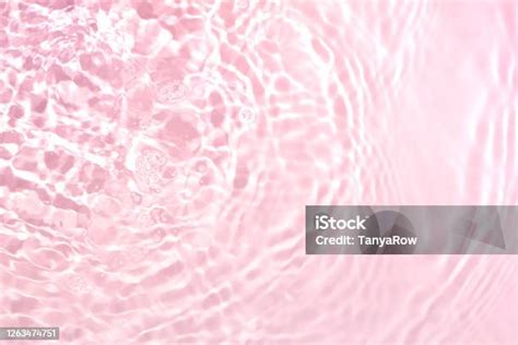 핑크 로즈 레드 클리어 투명 물 액체 화장품 토너 젤 냉각 강장제 윤활유 멀티 컬러 배경 각질제거에 대한 스톡 사진 및 기타 이미지 각질제거 각질제거 스크러브 건강