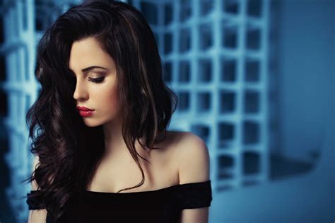 Elegant Brunette Beauty: HD Wallpaper of a Lipstick Model