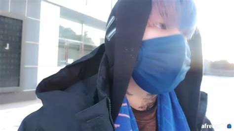 [클립]패션아티스트 투톤헤어 파란 마스크 블랙 스트릿 낮방 한파주의보 눈 이 많이내렸네요 일상 야외방송[스타일링 예술 간지 타투 먹방 인터뷰] Soop Vod