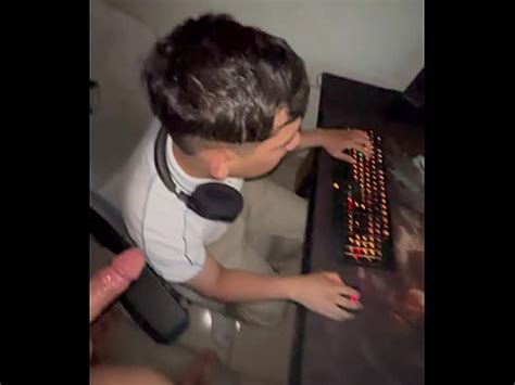 Le Chupo El Pene A Mi Amigo Bisexual Y Me Folla Mientras Juego League Of Legends Terminamos En