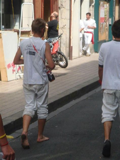 Pin De Thomas Wagner En Barefoot In The City Hombres Descalzos Hombres Chicas Descalzas