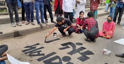 নিরাপদ সড়কের দাবিতে রামপুরা ব্রিজে শিক্ষার্থীদের অবস্থান