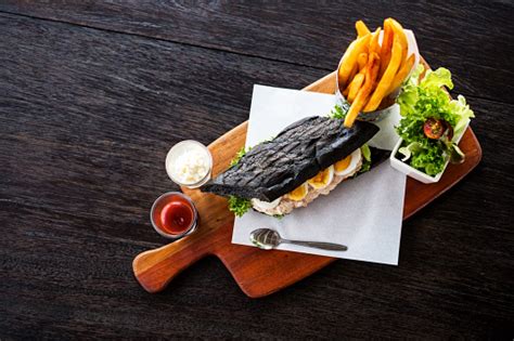 붉은 신선한 토마토 참치 Frenfry 계란 녹색 채소와 샌드위치 숯불 검은 음식 아침 식사입니다 건강 한 음식입니다 에 나무
