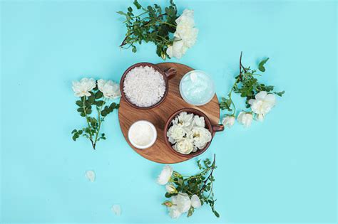 나무 그릇에 장미 꽃에서 향기로운 물로 스파와 웰빙 구성 장미 물과 바디 크림아로마 테라피 플랫 레이 아웃 라이프 스타일 개념 그릇에 대한 스톡 사진 및 기타 이미지