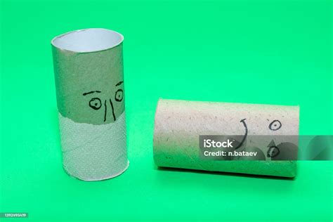 빈 화장지 롤로 만든 양식에 일치시키는 의사와 아픈 사람 개념 장 과 그들의 치료와 관련된 문제와 질병 식중독 및 세균성 질환 가정 생활에 대한 스톡 사진 및 기타 이미지