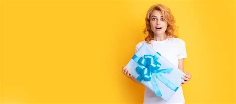 Premium Photo Surprised Redhead Girl With T Box Boxing Day Beauty