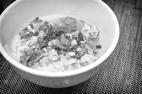 鸡糜粥盛于白碗中可以吃了早上吃泰国传统食物黑白色调
