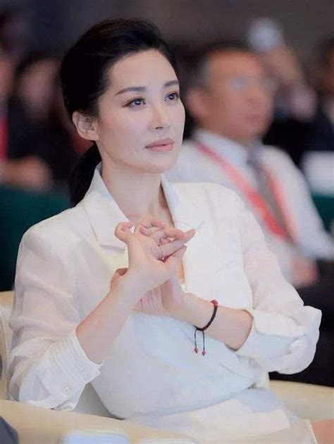 51歲的許晴至今不婚不孕，她終於承認：如果他還在，我可以 每日頭條