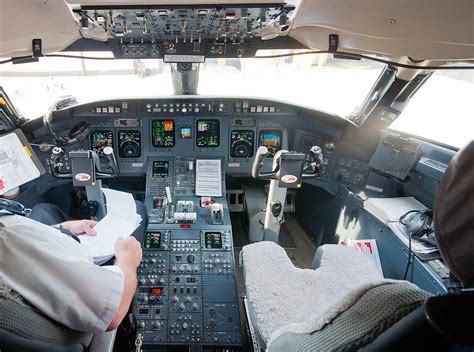 Bombardier Crj200 Cockpit Flight Deck Flyradius