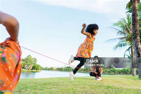 아시아 어린이들이 공원에서 즐거운 시간을 보내고 있습니다 아이들은 밧줄을 뛰어 넘습니다 줄넘기 운동에 대한 스톡 사진 및 기타 이미지 줄넘기 운동 아이 놀기 Istock