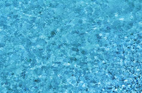 水晶般清澈的海水水波在正午的陽光下閃閃發光與底部沙灘和貝殼看到水下的波紋的水 照片檔及更多 乾淨 照片 乾淨 具有特定質地 反射