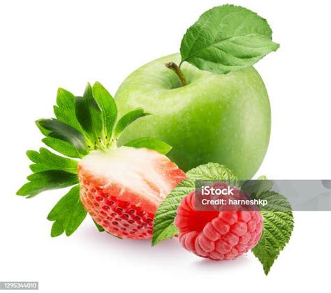흰색 배경에 고립 된 잎과 빨간색 Appgreen 사과 딸기와 라즈베리 흰색 배경에 고립 된 잎과 딸기와 라즈베리 0명에 대한 스톡 사진 및 기타 이미지 Istock