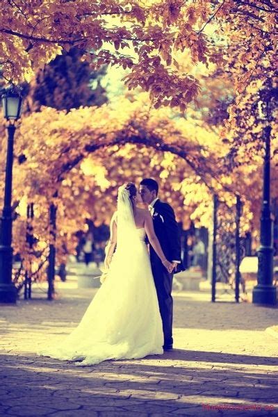 Foto De Los Novios En Jardines Tras La Boda Beso De Los Novios En