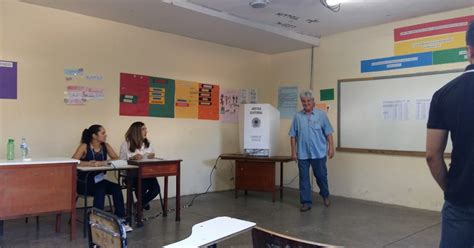G1 Candidato Odelmo Leão Pp Vota Em Escola Estadual De Uberlândia