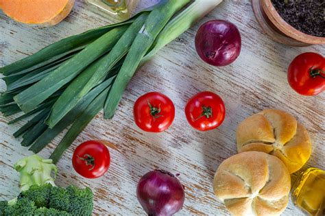 레스토랑 주방에서 풍화 된 흰색 테이블에 다양한 음식 그룹 과일 채소 빵 올리브 오일 0명에 대한 스톡 사진 및 기타 이미지 Istock