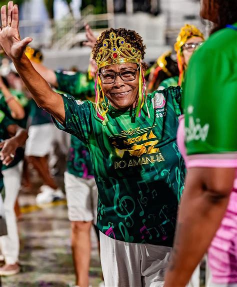 ELA É ODARA Mangueira esbanja amor e homenagem a Alcione em seu ensaio