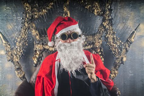 穿着圣达克萨斯服装和网格护目镜的男人在金宝座背高清图片下载 正版图片504970158 摄图网