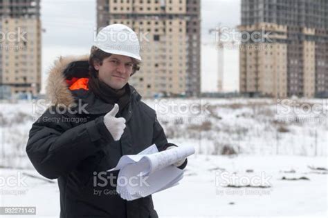 工人或工程師手持繪圖 並在背景下在新公寓樓和建築起重機的背景下閱讀建築師工程師的概念柔和的焦點 照片檔及更多 一個人 照片 Istock