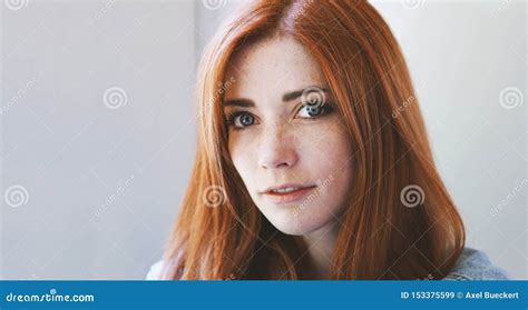 Retrato Interior De La Mujer Joven Con El Pelo Y Las Pecas Rojos Imagen