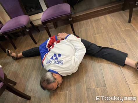 麟洋正反「聖筊」慶祝姿勢爆紅 王齊麟筋骨超軟q是爸爸神基因 Ettoday運動雲 Ettoday新聞雲