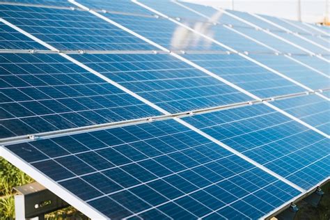 Um conjunto de painéis fotovoltaicos montados no chão painéis de