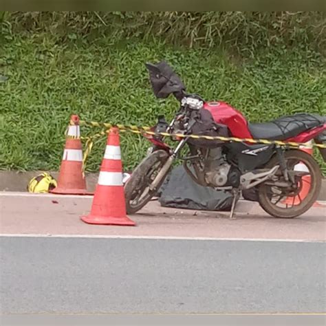 Motociclista Morre Em Colisão Traseira Com Caminhão Em Quitandinha