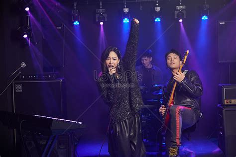 무대에서 공연하는 젊은 밴드 사진 무료 다운로드 Lovepik