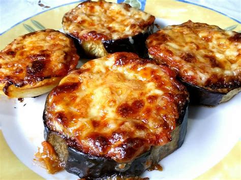 Μελιτζάνες και πατάτες ψημένες στο φούρνο σε λαδόκολλα σαν πιτσάκια Rezepte Leckere Vegane