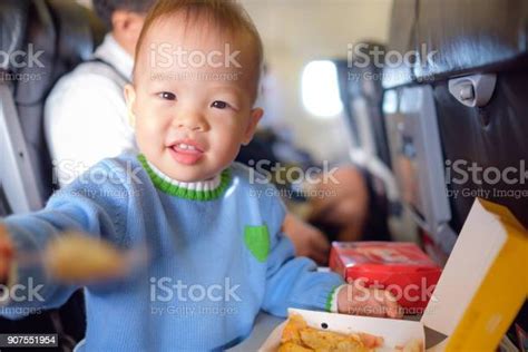 귀여운 작은 아시아 18 개월 1 년 오래 된 유아 아기 소년 아이 비행기에 비행 중 음식을 먹고 블루 스웨터를 입고 아이에