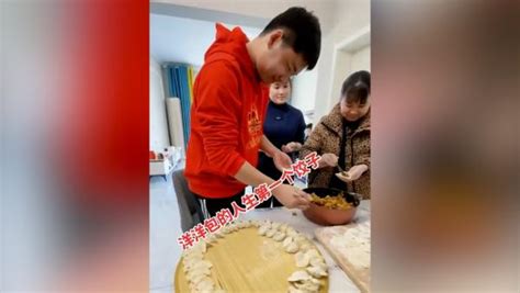 张洋洋与母亲共度第一个团圆年：亲戚塞的红包我接都接不过来七环视频澎湃新闻 The Paper