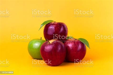 노란색 배경에 고립 된 빨간색과 녹색 사과 과일 세트 건강한 음식 컨셉 디자인에 사용되는 사과의 유기농 다른 0명에 대한 스톡 사진 및 기타 이미지 Istock