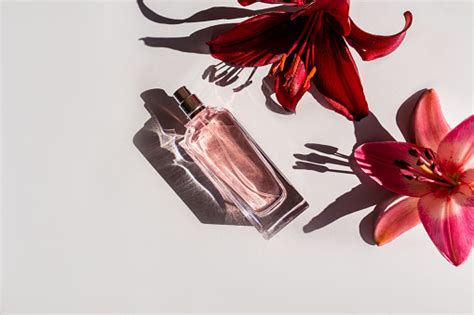 백합의 꽃 냄새가 나는 여성 향수 또는 화장실 물의 투명한 병 베이지 색 배경 공간의 복사본입니다 향수를위한 템플릿 꽃 식물에 대한 스톡 사진 및 기타 이미지 Istock