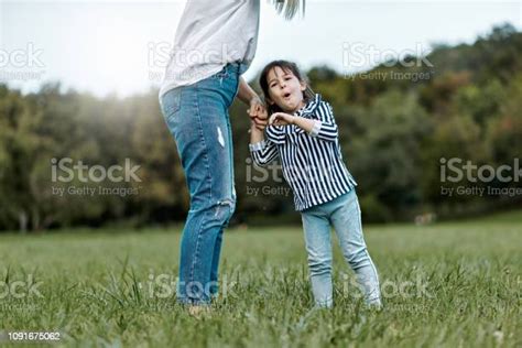 귀여운 행복 한 어린 소녀는 공원에서 야외에서 그녀의 아름 다운 어머니와 함께 재생의 이미지 행복 한 가족 시간 함께입니다
