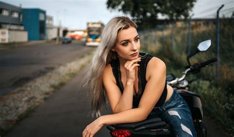 Download Wallpaper Pose Model Portrait Jeans Makeup Mike Hairstyle Blonde Section Girls