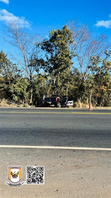 Uma Pessoa Morre E Três Ficam Feridas Após Caminhonete Bater Em árvore