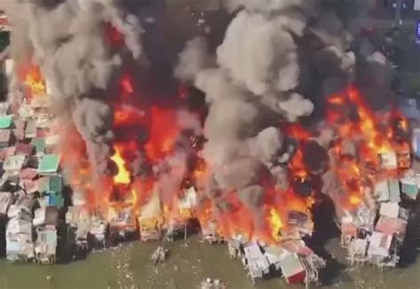 Пожар погълна 1000 къщи във филипинската столица Манила снимки