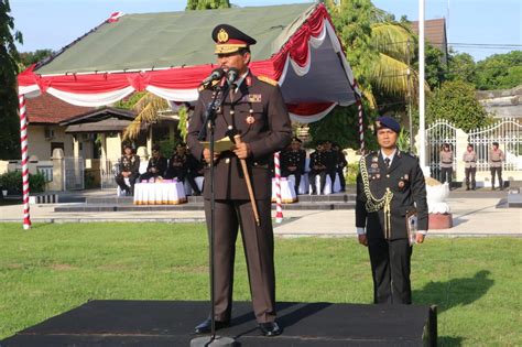 Kapolda NTB Pimpin Upacara Peringati Hari Ibu Ke 91 Memberikan