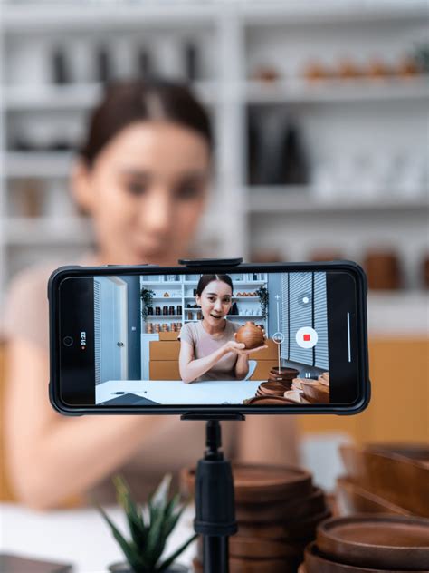 Giới trẻ Việt chuộng mua hàng qua phiên livestream Nhịp sống kinh tế