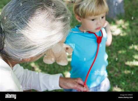 Petite fille et sa grand mère cropped Photo Stock Alamy